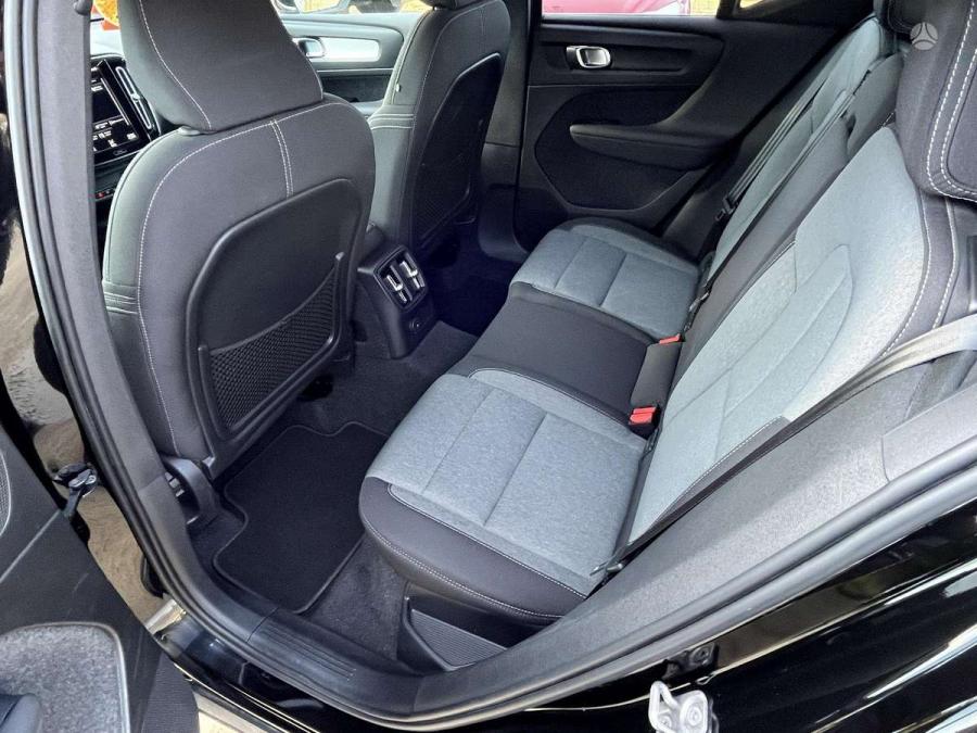 Melns Volvo XC40 2022 Kauņa, ar dzinēja tilpumu 1.48 L un nobraukumu 81 tūkst. km par 21900 €, foto 24 vietnē AUTOMOTO.COM.LV