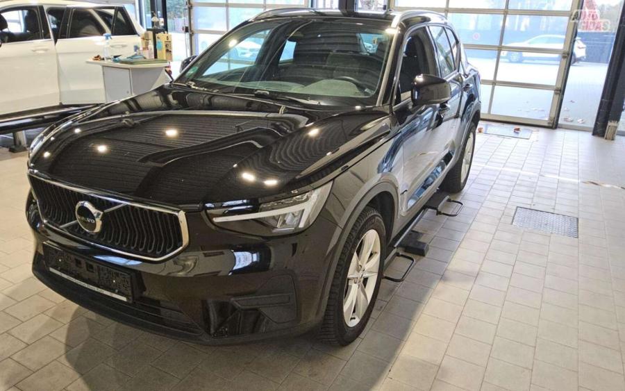 Black Volvo XC40 2023 in Kaunas, with an engine capacity of 2.00 L and mileage of 34 thousand km for 31805 €, photo 2 on AUTOMOTO.COM.LV