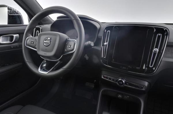 Black Volvo XC40 2023 in Kaunas, with an engine capacity of 0.00 L and mileage of 83 thousand km for 32736 €, photo 8 on AUTOMOTO.COM.LV