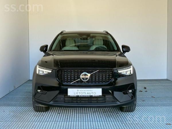 Black Volvo XC40 2023 in Riga, with an engine capacity of 2.00 L and mileage of 38 thousand km for 33500 €, photo 2 on AUTOMOTO.COM.LV