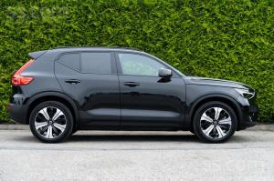 Black Volvo XC40 2023 in Riga, with an engine capacity of 0.00 L and mileage of 40 thousand km for 40900 €, photo 5 on AUTOMOTO.COM.LV