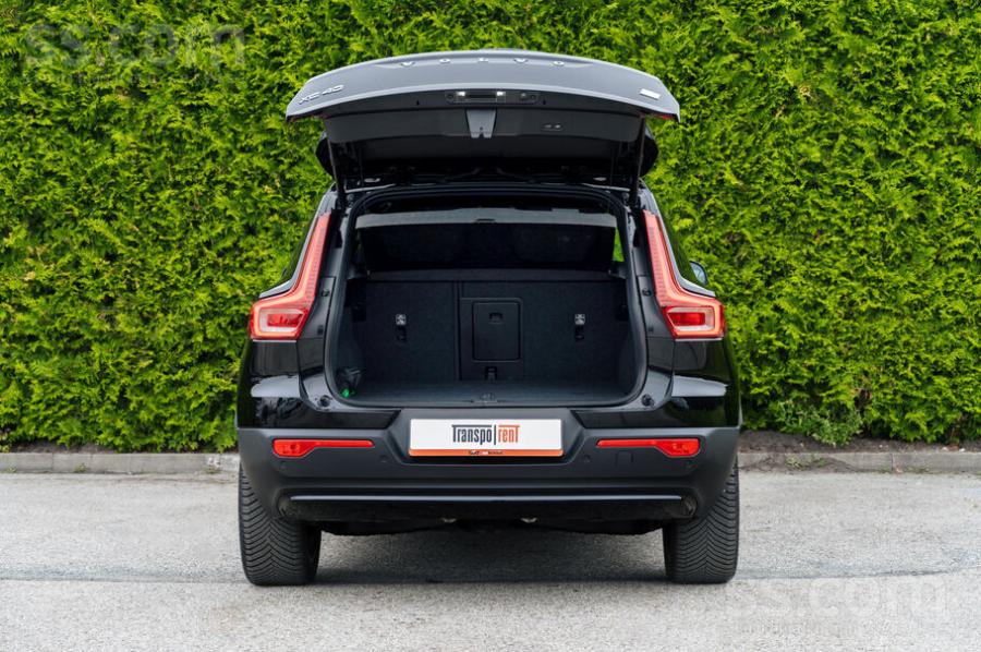 Black Volvo XC40 2023 in Riga, with an engine capacity of 0.00 L and mileage of 40 thousand km for 40900 €, photo 7 on AUTOMOTO.COM.LV