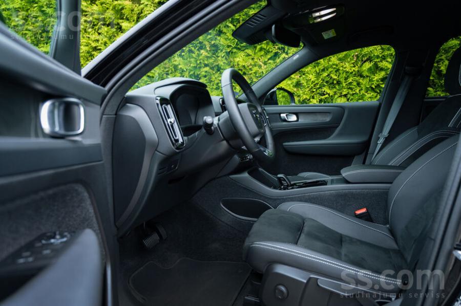 Black Volvo XC40 2023 in Riga, with an engine capacity of 0.00 L and mileage of 40 thousand km for 40900 €, photo 11 on AUTOMOTO.COM.LV