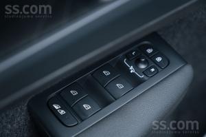 Black Volvo XC40 2023 in Riga, with an engine capacity of 0.00 L and mileage of 40 thousand km for 40900 €, photo 12 on AUTOMOTO.COM.LV