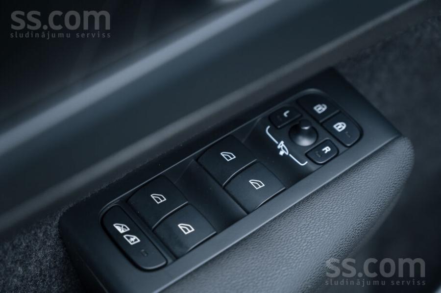 Black Volvo XC40 2023 in Riga, with an engine capacity of 0.00 L and mileage of 40 thousand km for 40900 €, photo 12 on AUTOMOTO.COM.LV