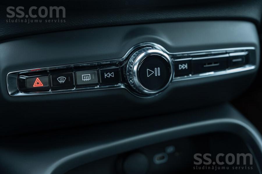 Black Volvo XC40 2023 in Riga, with an engine capacity of 0.00 L and mileage of 40 thousand km for 40900 €, photo 19 on AUTOMOTO.COM.LV