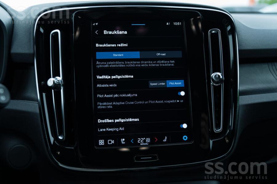 Black Volvo XC40 2023 in Riga, with an engine capacity of 0.00 L and mileage of 40 thousand km for 40900 €, photo 25 on AUTOMOTO.COM.LV