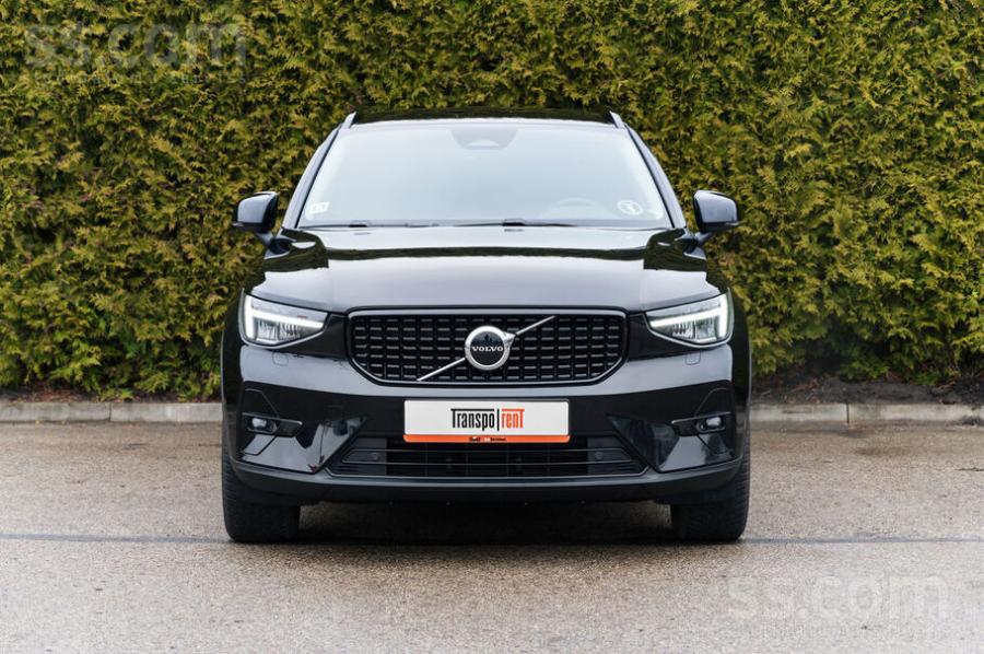 Black Volvo XC40 2023 in Riga, with an engine capacity of 2.00 L and mileage of 61 thousand km for 33900 €, photo 3 on AUTOMOTO.COM.LV