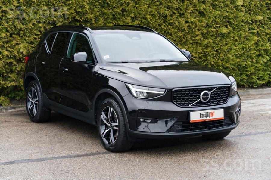 Black Volvo XC40 2023 in Riga, with an engine capacity of 2.00 L and mileage of 61 thousand km for 33900 €, photo 4 on AUTOMOTO.COM.LV