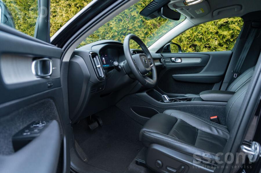 Black Volvo XC40 2023 in Riga, with an engine capacity of 2.00 L and mileage of 61 thousand km for 33900 €, photo 11 on AUTOMOTO.COM.LV