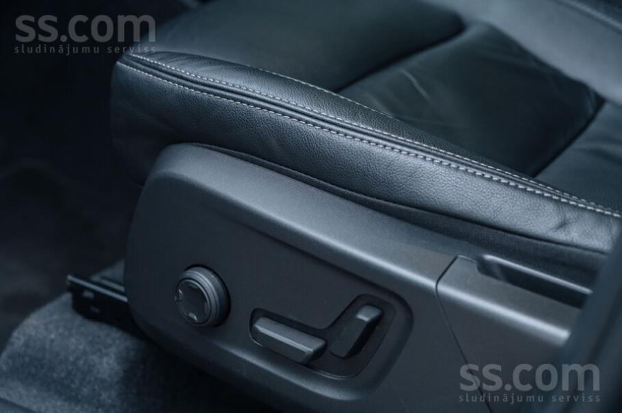 Black Volvo XC40 2023 in Riga, with an engine capacity of 2.00 L and mileage of 61 thousand km for 33900 €, photo 12 on AUTOMOTO.COM.LV