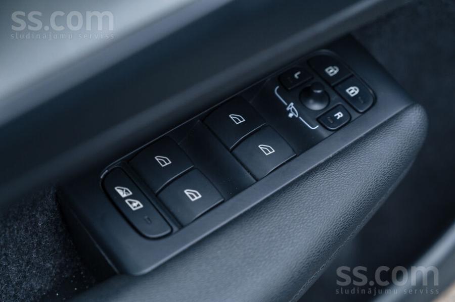 Black Volvo XC40 2023 in Riga, with an engine capacity of 2.00 L and mileage of 61 thousand km for 33900 €, photo 13 on AUTOMOTO.COM.LV