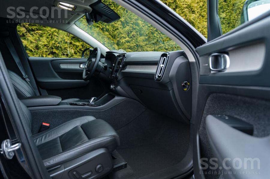Black Volvo XC40 2023 in Riga, with an engine capacity of 2.00 L and mileage of 61 thousand km for 33900 €, photo 14 on AUTOMOTO.COM.LV