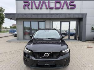 Melns Volvo XC40 2023 Šauļi, ar dzinēja tilpumu 1.48 L un nobraukumu 141 tūkst. km par 26990 €, foto  vietnē AUTOMOTO.COM.LV