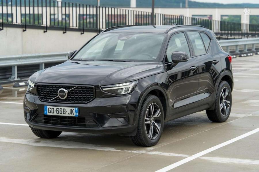 Melns Volvo XC40 2023 Viļņa, ar dzinēja tilpumu 1.97 L un nobraukumu 161 tūkst. km par 22264 €, foto 1 vietnē AUTOMOTO.COM.LV
