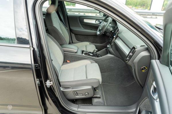 Melns Volvo XC40 2023 Viļņa, ar dzinēja tilpumu 1.97 L un nobraukumu 161 tūkst. km par 22264 €, foto 4 vietnē AUTOMOTO.COM.LV