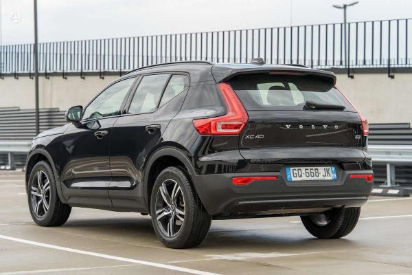 Melns Volvo XC40 2023 Viļņa, ar dzinēja tilpumu 1.97 L un nobraukumu 161 tūkst. km par 22264 €, foto 6 vietnē AUTOMOTO.COM.LV