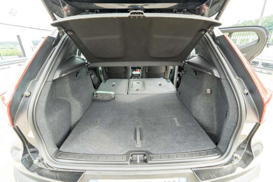 Melns Volvo XC40 2023 Viļņa, ar dzinēja tilpumu 1.97 L un nobraukumu 161 tūkst. km par 22264 €, foto 29 vietnē AUTOMOTO.COM.LV