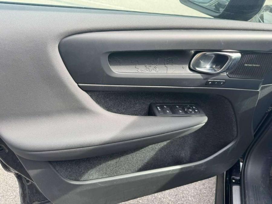 Black Volvo XC40 2023 in Prienai, with an engine capacity of 0.00 L and mileage of 35 thousand km for 23500 €, photo 13 on AUTOMOTO.COM.LV