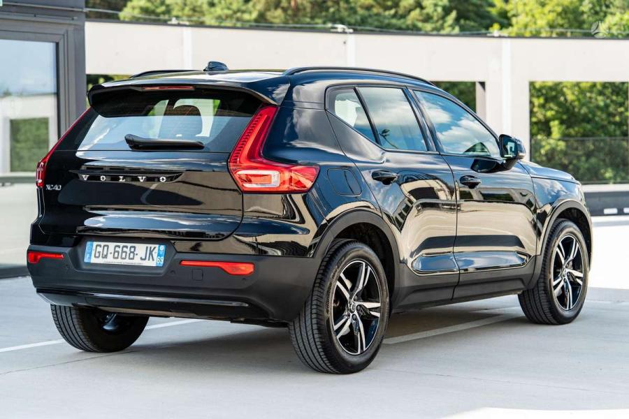 Black Volvo XC40 2023 in Vilnius, with an engine capacity of 1.97 L and mileage of 161 thousand km for 22300 €, photo 6 on AUTOMOTO.COM.LV