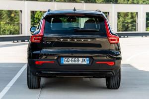 Black Volvo XC40 2023 in Vilnius, with an engine capacity of 1.97 L and mileage of 161 thousand km for 22300 €, photo 8 on AUTOMOTO.COM.LV