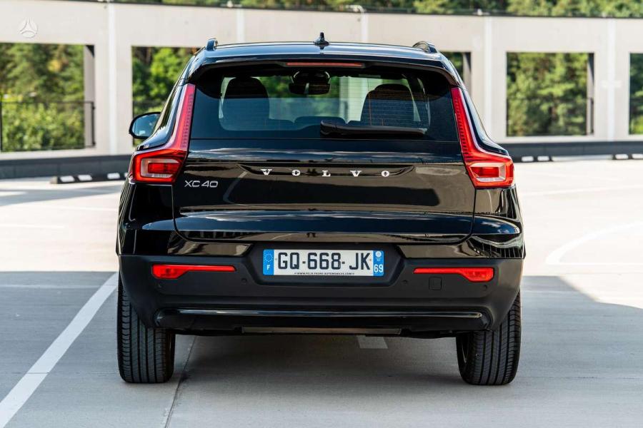 Black Volvo XC40 2023 in Vilnius, with an engine capacity of 1.97 L and mileage of 161 thousand km for 22300 €, photo 8 on AUTOMOTO.COM.LV