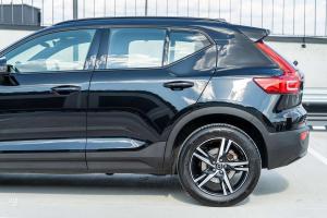 Black Volvo XC40 2023 in Vilnius, with an engine capacity of 1.97 L and mileage of 161 thousand km for 22300 €, photo 14 on AUTOMOTO.COM.LV