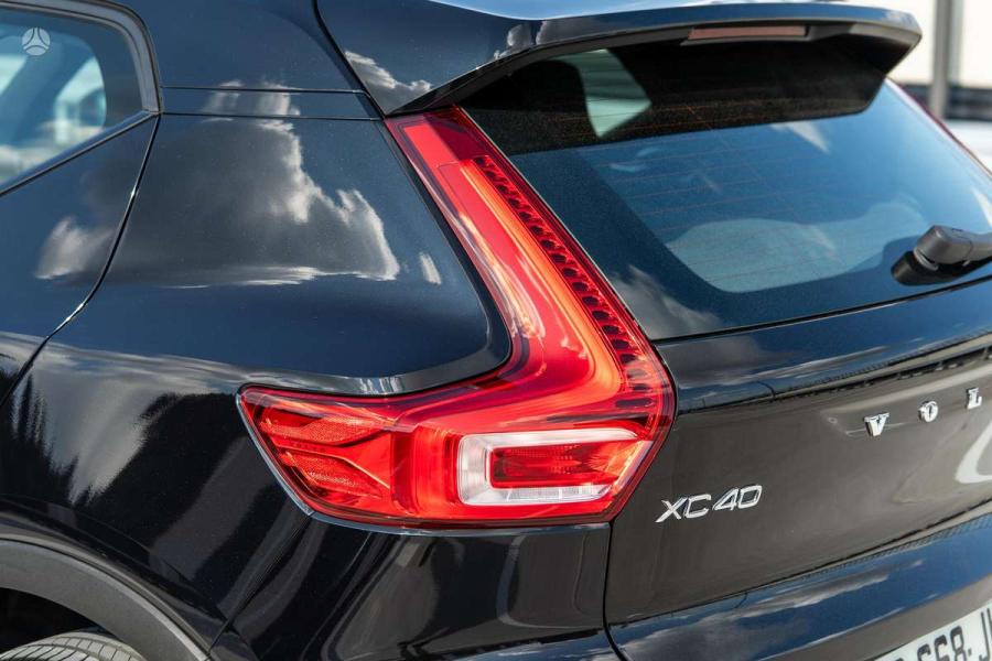Black Volvo XC40 2023 in Vilnius, with an engine capacity of 1.97 L and mileage of 161 thousand km for 22300 €, photo 15 on AUTOMOTO.COM.LV