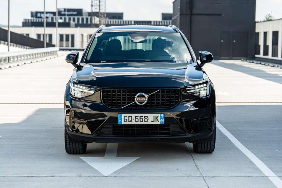Black Volvo XC40 2023 in Vilnius, with an engine capacity of 1.97 L and mileage of 161 thousand km for 22300 €, photo 17 on AUTOMOTO.COM.LV