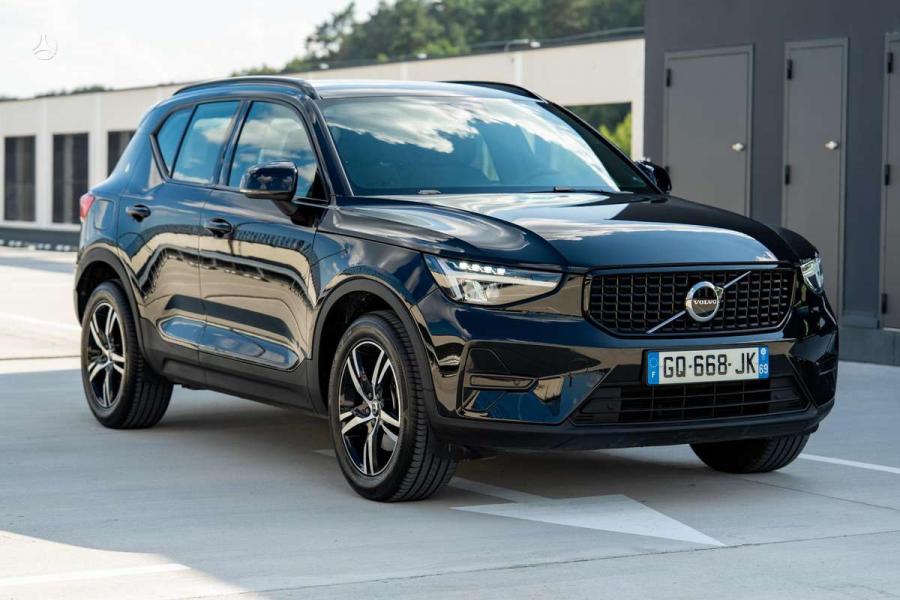 Black Volvo XC40 2023 in Vilnius, with an engine capacity of 1.97 L and mileage of 161 thousand km for 22300 €, photo 18 on AUTOMOTO.COM.LV