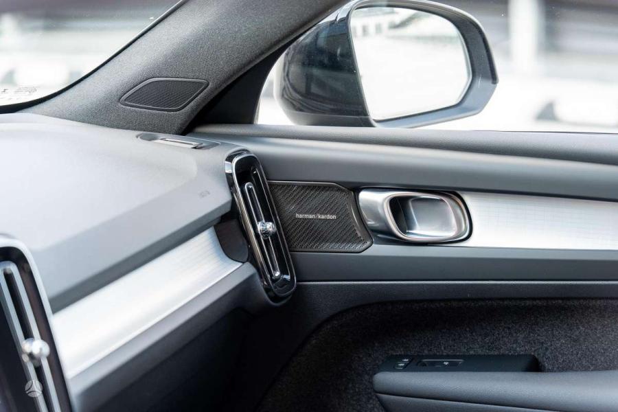 Black Volvo XC40 2023 in Vilnius, with an engine capacity of 1.97 L and mileage of 161 thousand km for 22300 €, photo 25 on AUTOMOTO.COM.LV