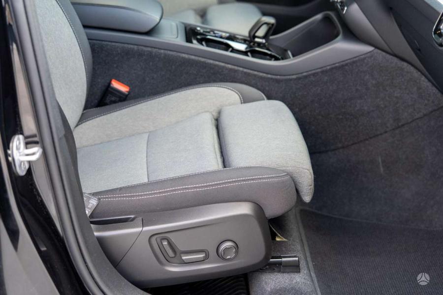 Black Volvo XC40 2023 in Vilnius, with an engine capacity of 1.97 L and mileage of 161 thousand km for 22300 €, photo 28 on AUTOMOTO.COM.LV