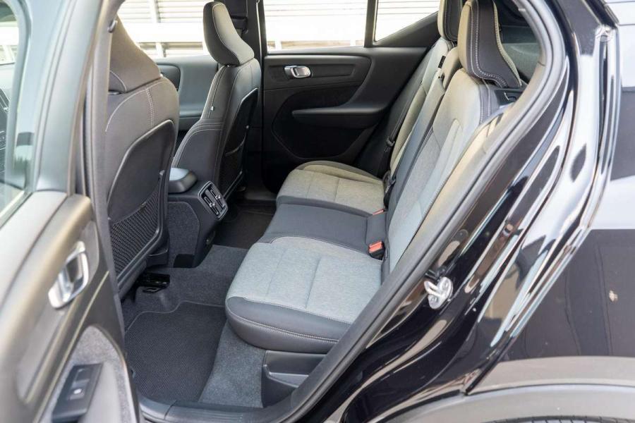 Black Volvo XC40 2023 in Vilnius, with an engine capacity of 1.97 L and mileage of 161 thousand km for 22300 €, photo 36 on AUTOMOTO.COM.LV