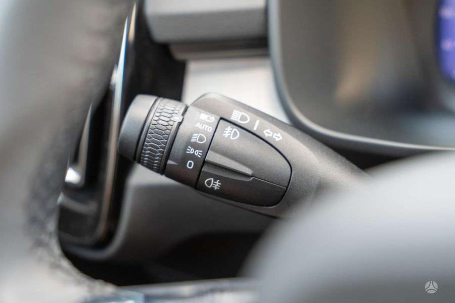 Black Volvo XC40 2023 in Vilnius, with an engine capacity of 1.97 L and mileage of 161 thousand km for 22300 €, photo 45 on AUTOMOTO.COM.LV