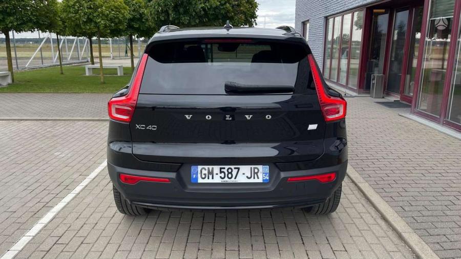 Black Volvo XC40 2023 in Marijampole, with an engine capacity of 1.48 L and mileage of 195 thousand km for 19500 €, photo 4 on AUTOMOTO.COM.LV