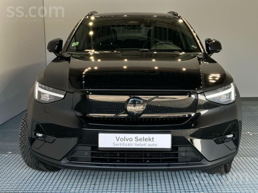 Black Volvo XC40 2024 in Riga, with an engine capacity of 0.00 L and mileage of 6 thousand km for 43990 €, photo 2 on AUTOMOTO.COM.LV