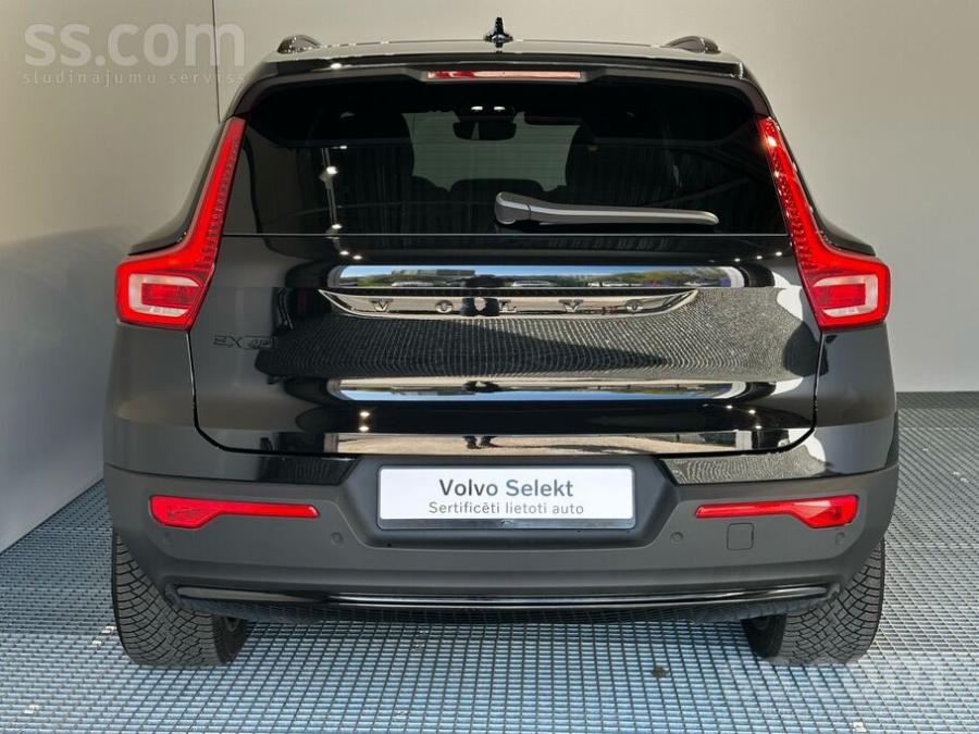 Black Volvo XC40 2024 in Riga, with an engine capacity of 0.00 L and mileage of 6 thousand km for 43990 €, photo 4 on AUTOMOTO.COM.LV