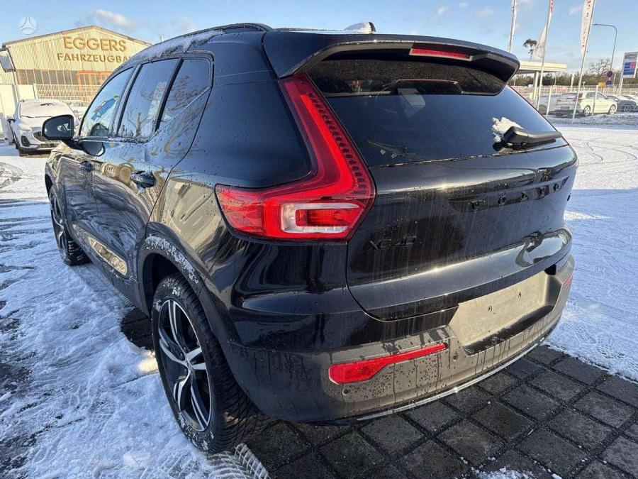 Melns Volvo XC40 2025 Viļņa, ar dzinēja tilpumu 1.97 L un nobraukumu 27 tūkst. km par 35444 €, foto 3 vietnē AUTOMOTO.COM.LV