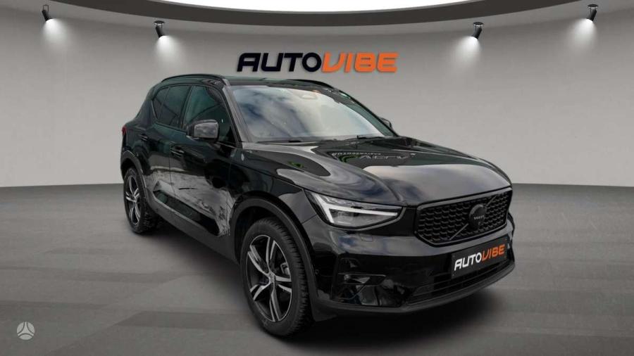 Black Volvo XC40 2025 in Vilnius, with an engine capacity of 2.00 L and mileage of 27 thousand km for 35333 €, photo 3 on AUTOMOTO.COM.LV