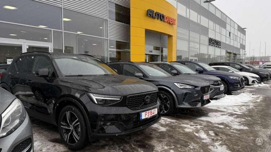 Black Volvo XC40 2025 in Vilnius, with an engine capacity of 2.00 L and mileage of 27 thousand km for 35333 €, photo 30 on AUTOMOTO.COM.LV