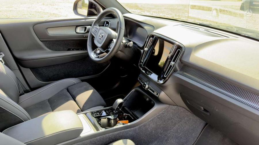 Черный Вольво XC40 2025 в Шяуляй, объемом двигателя 1.97 л и пробегом 28 тыс. км за 21900 €, фото 8 на AUTOMOTO.COM.LV