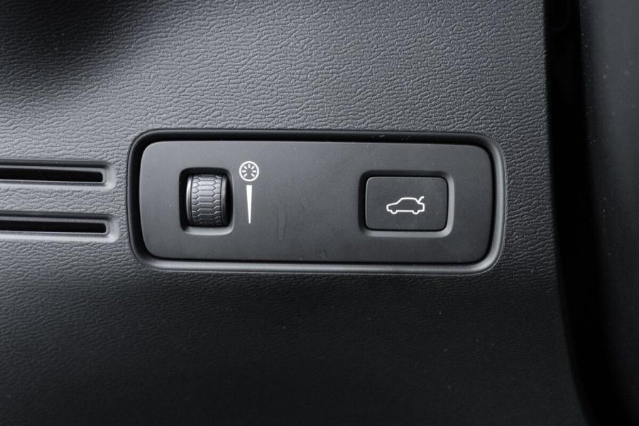 Черный Вольво XC40 2019 в Марупе, объемом двигателя 2.00 л и пробегом 125 тыс. км за 20000 €, фото 12 на AUTOMOTO.COM.LV