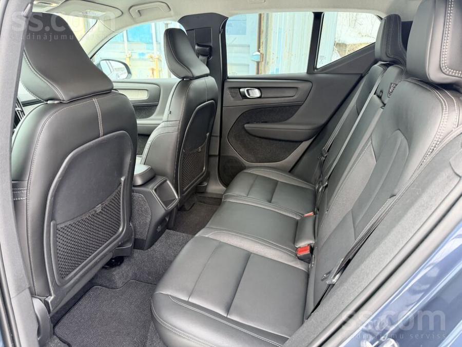 Blue Volvo XC40 2019 in Riga, with an engine capacity of 2.00 L and mileage of 213 thousand km for 18995 €, photo 8 on AUTOMOTO.COM.LV
