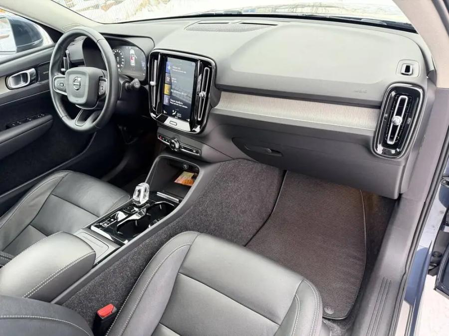 Zils Volvo XC40 2019 Rīga, ar dzinēja tilpumu 2.00 L un nobraukumu 213 tūkst. km par 18995 €, foto 24 vietnē AUTOMOTO.COM.LV