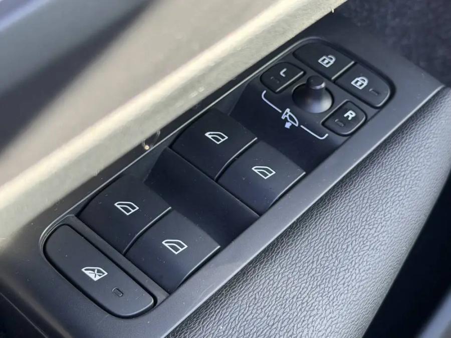 Blue Volvo XC40 2019 in Riga, with an engine capacity of 1.50 L and mileage of 142 thousand km for 16500 €, photo 6 on AUTOMOTO.COM.LV