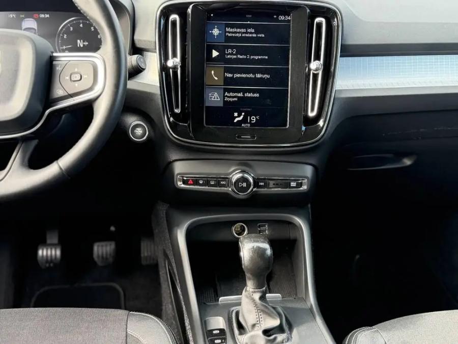 Blue Volvo XC40 2019 in Riga, with an engine capacity of 1.50 L and mileage of 142 thousand km for 16500 €, photo 9 on AUTOMOTO.COM.LV