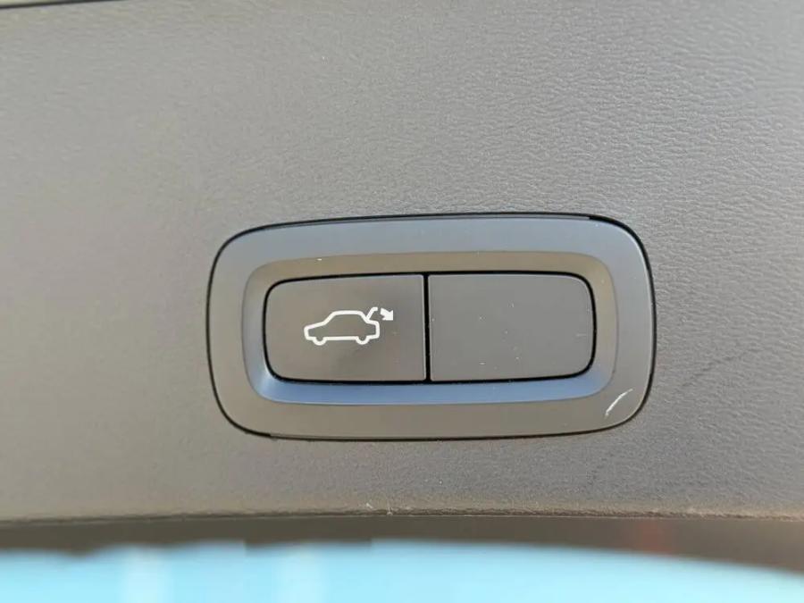 Blue Volvo XC40 2019 in Riga, with an engine capacity of 1.50 L and mileage of 142 thousand km for 16500 €, photo 20 on AUTOMOTO.COM.LV