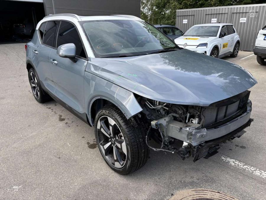 Blue Volvo XC40 2020 in Siauliai, with an engine capacity of 1.97 L and mileage of 100 thousand km for 14500 €, photo 5 on AUTOMOTO.COM.LV