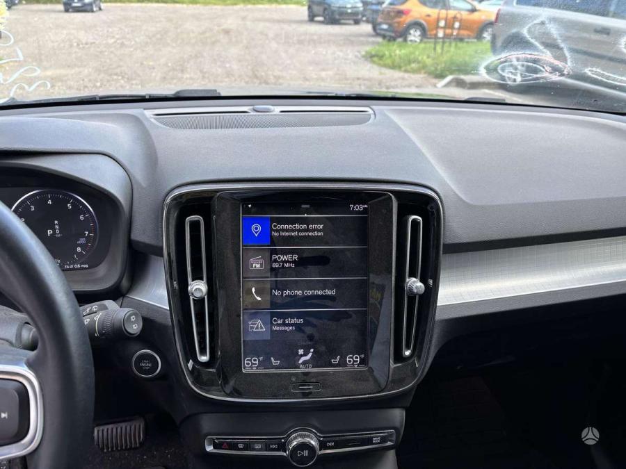 Blue Volvo XC40 2020 in Siauliai, with an engine capacity of 1.97 L and mileage of 100 thousand km for 14500 €, photo 10 on AUTOMOTO.COM.LV