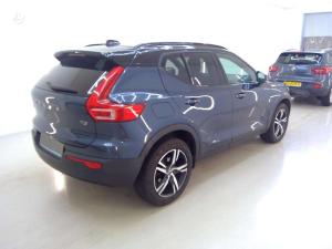Blue Volvo XC40 2021 in Vilnius, with an engine capacity of 1.48 L and mileage of 150 thousand km for 22385 €, photo 3 on AUTOMOTO.COM.LV